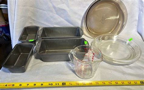 4 Metal Baking Pans 2 5”x8” 2 3”x55” 1 Pyrex Pie Pan 9