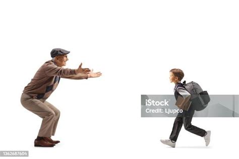 할아버지를 향해 달려가는 여학생의 전체 길이 프로필 샷 대기에 대한 스톡 사진 및 기타 이미지 대기 노인 할아버지 Istock