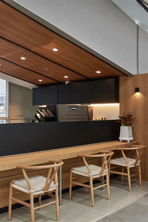 우드톤 모던하고 고급스러운 14평 카페인테리어 안성