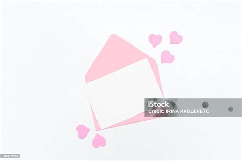 러브 레터 흰색 빈 카드와 흰색 배경에 마음 핑크 봉투 맨 위보기 플랫 레이 목두 텍스트에 대한 발렌타인 데이 어머니의 날 여성의 날 인사말 카드 14에 대한 스톡 사진 및