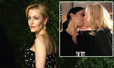 The Falls Gillian Anderson Shocks Viewers With A Gay Kiss Daily Mail