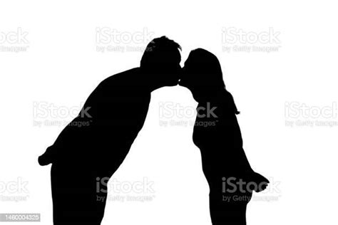흰색 배경에 고립된 키스하는 남자와 여자의 실루엣 부부 남편과 아내 가정 거실의 저녁 빛에 사랑 2 3 살에 대한 스톡 사진 및 기타 이미지 Istock