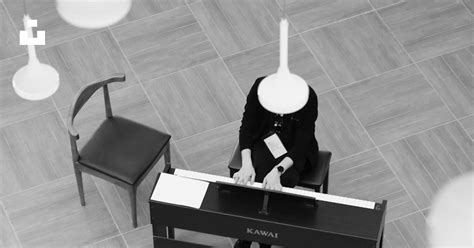 책상 위에 램프가 있는 책상에 앉아 있는 사람 사진 Unsplash의 무료 터키 이미지