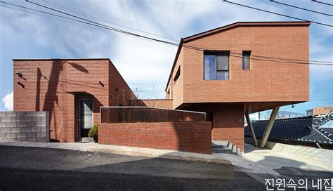 고양이들과 부부의 삶이 담긴 중정형 단독주택 전원속의 내집