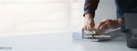 사업가는 부서 회의 서류 더미를 분류하고 회사 사무실에서 문서 관리를 합니다 Office 문서 관리 및 저장 개념입니다 2명에 대한 스톡 사진 및 기타 이미지 Istock