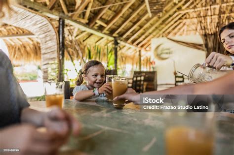 관광 에코 리조트 레스토랑에서 가족과 함께 주스를 마시는 어린이 2명에 대한 스톡 사진 및 기타 이미지 2명 4 5세