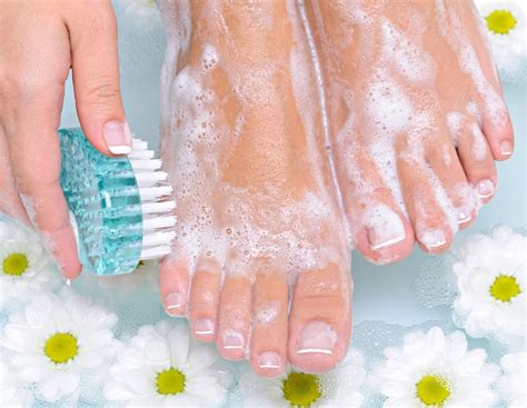 पैरों को साफ करने के लिए इस एक चीज का करें इस्तेमाल How To Clean Feet With Natural Ingredients
