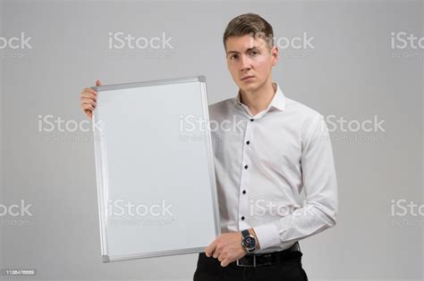 흰색 배경에 고립 된 그의 손에 깨끗 한 자기 보드와 젊은 남자의 초상화 감독에 대한 스톡 사진 및 기타 이미지 감독 개념 경영자 Istock