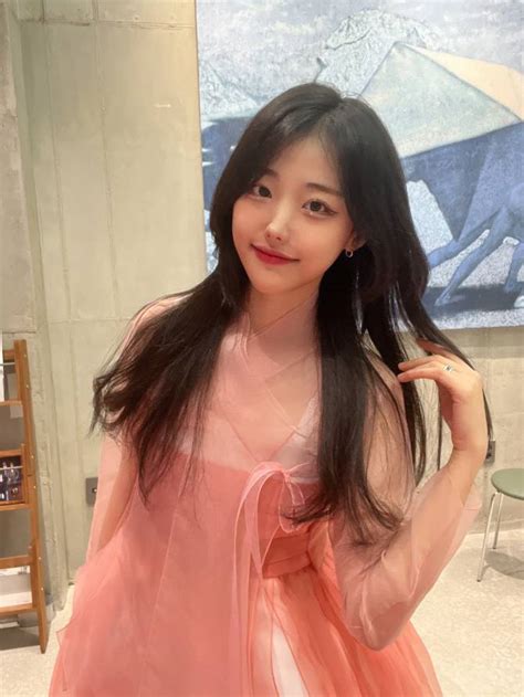 Qwer Community Post 안녕 다들 즐거운 설 보내구 있나요 ️ ️ 어제 라이브에서 예쁜 한복을 입어봤어요 머리를 어떻게 할까 고민하다가 매니저