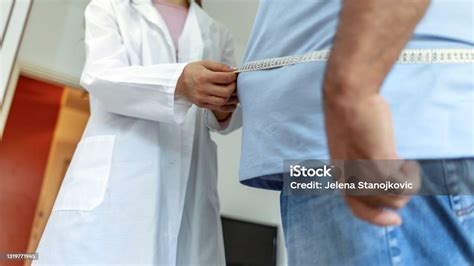 영양사 의사는 지방 조직과 초과 중량에 측정 테이프를 가진 남성 환자의 신체를 측정합니다 과체중에 대한 스톡 사진 및 기타 이미지 과체중 지방 영양소 남자 Istock