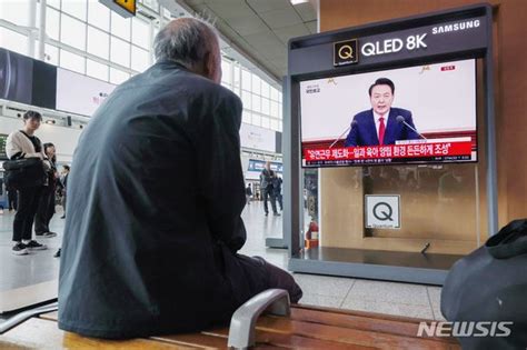 윤 대통령 취임 2주년 기자회견 보는 시민 네이트 뉴스