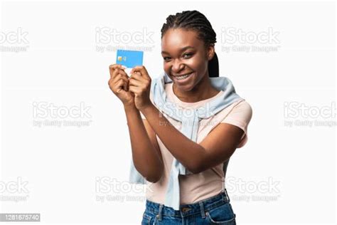 백인 배경 위에 서 신용 카드를 보여주는 아프리카 계 미국인 여자 여자에 대한 스톡 사진 및 기타 이미지 여자 한 명의 여자만 쥠 Istock