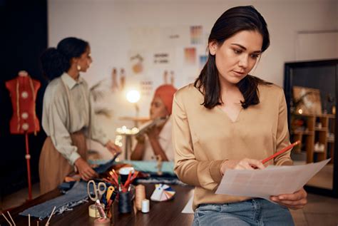 패션 디자이너 및 일러스트레이션 직물 및 제조를 위한 스튜디오 워크숍에서 여성과 함께 계획 럭셔리 관리 및 종이 직원과 부티크 소매 및 재단사에 대한 창의적인 아이디어 25