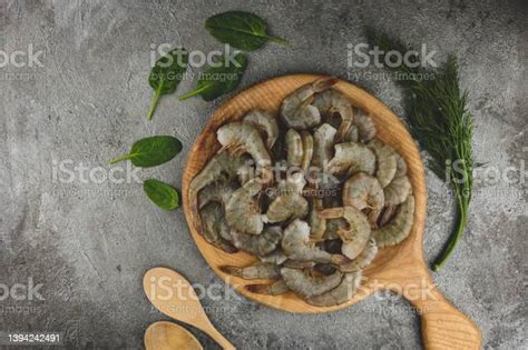 집에서 음식을 요리하는 신선한 새우를 나무 접시에 넣고 야채를 튀길 준비가되었습니다 갈색에 대한 스톡 사진 및 기타 이미지 갈색 갑각류 건강한 식생활 Istock