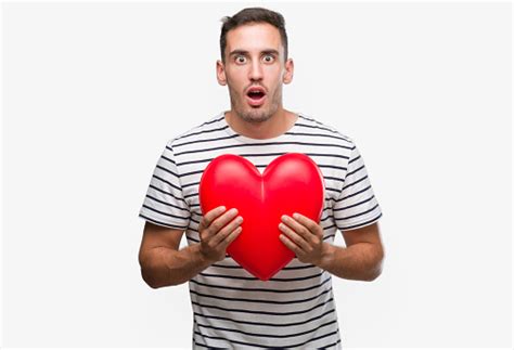 붉은 마음을 놀라운 얼굴 두려워 하 고 공포 식으로 흥분 충격에서 무서 워 들고 사랑에 잘생긴 젊은 남자 감정에 대한 스톡 사진 및 기타 이미지 Istock