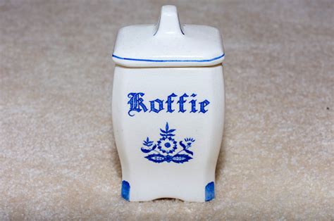 델프트 블루 커피 컨테이너 네덜란드 네덜란드에서 유명한 도자기 기념품 텍스처 베이지 색 배경에 격리 0명에 대한 스톡 사진 및