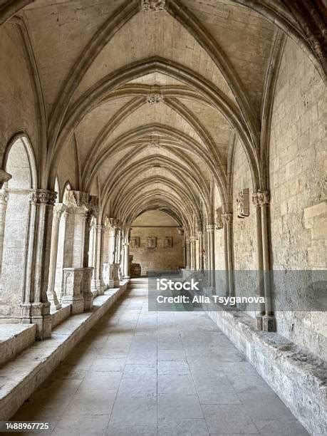 로마네스크 양식의 회랑 아를의 성 트로피 대성당 교회 프로방스 프랑스 0명에 대한 스톡 사진 및 기타 이미지 0명 12세기