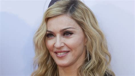 3 წლის მადონა 27 წლის შეყვარებულთან სიმღერას წერს