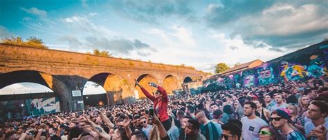 How To Find Amazing Local Events Happening In Your Travel Destination