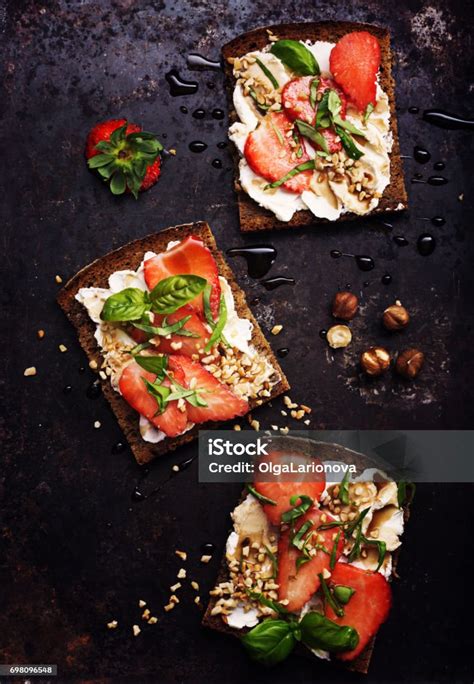 크림 치즈와 딸기 바 질 개 암 오래 된 검은 금속 나무 표면에 토마토와의 오픈 샌드위치 호 밀 빵 건강 한 간식 개념입니다 최고의 볼 수 있습니다 0명에 대한 스톡 사진