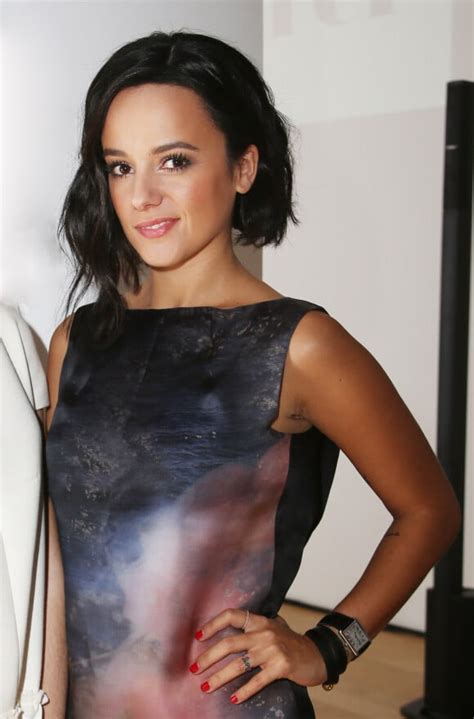 Alizée Brunette Sexy La Future Cendrillon Joue Aussi à La Marraine