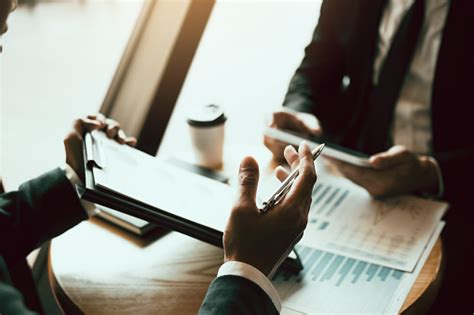 회사 재무제표 보고서 및 수익 작업 진행 및 사무실 룸에서 계획 하는 회사 재무 제표를 차트에 태블릿을 사용 하 여 비즈니스 파트너십 동료 가리키기에 대한 스톡 사진 및