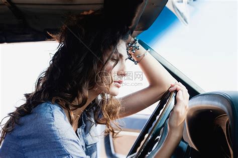 坐在车里的女人高清图片下载 正版图片501524046 摄图网