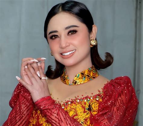 Dewi Perssik Segera Akhiri Masa Lajang Setelah Dilamar Pilot GenPI Co KALBAR