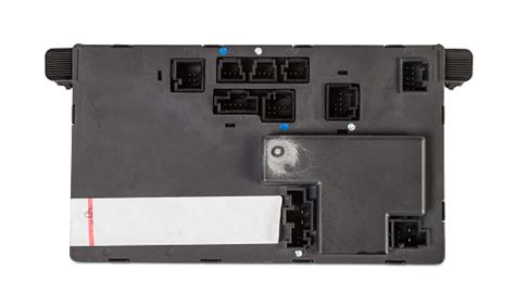 흰색 고립 된 배경에 금속 요소가있는 플라스틱 자동차 엔진 제어 장치는 다양한 하위 시스템 장치 및 어셈블리의 연결 중심입니다 순간의 상태를 모니터링합니다 예비 부품 0명에