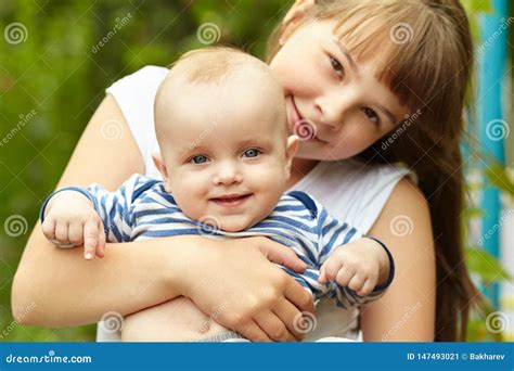 Retrato De Uma Irm Mais Idosa Com Seu Irm O Imagem De Stock Imagem De Menino Inf Ncia