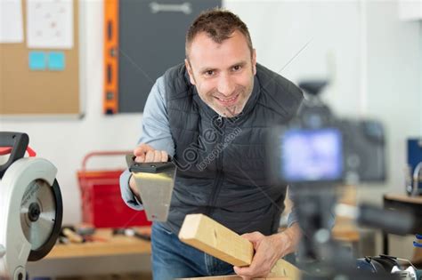 Vlog 블로그 게시물을 위한 카메라의 성숙한 Vlogger 녹화 컴퓨터 수리 프로세스 사진 무료 다운로드 Lovepik