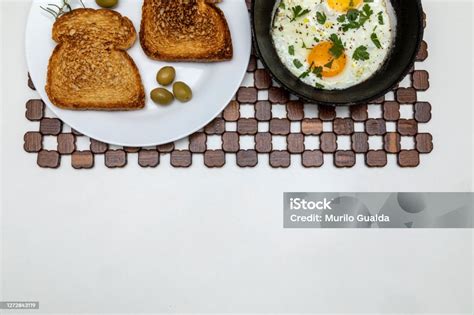 소박한 철판에 달걀 튀김 아침 식사 요리에 토스트 복사 공간을 복사합니다 맨 위 보기입니다 건강한 생활방식에 대한 스톡 사진 및 기타 이미지 Istock