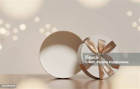 3d 배경 선물 화장품 프레젠테이션을 위한 열린 상자 디스플레이 금색 리본으로 선물하십시오 베이지 크리스마스 또는 생일 라운드 선물 브랜딩 배너 3d 렌더링 쇼핑 모형