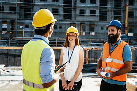 건설 산업 및 엔지니어링의 평가 및 제어 건설 현장의 엔지니어 건축가 및 계약자 25 29세에 대한 스톡 사진 및 기타 이미지 25 29세 30 34세 30 39세