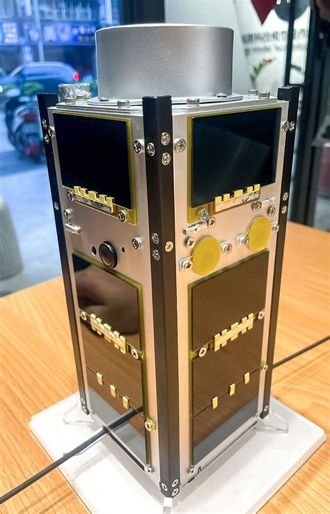 國立成功大學通信設備機械模型 利用複合材質表現多種層次 展創科技模型製作公司