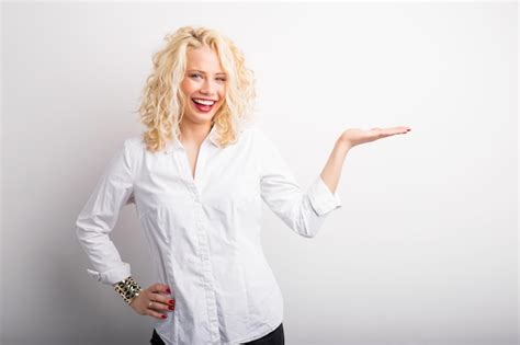 Mujer Feliz Sosteniendo Su Mano Extendida Foto Premium