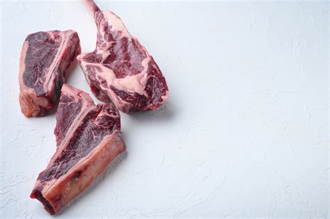 다양한 고전적인 대체 생 고기 송아지 쇠고기 스테이크 건조 숙성 토마호크 T 뼈 또는 포터 하우스 와 클럽 스테이크 흰색 돌