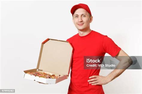 배달 빨간 유니폼을 입고 흰색 배경에 고립 된 사람을 웃 고 모자 티셔츠 택배 또는 골 판지 Flatbox에서 이탈리아 피자를 들고 딜러로 일하고 있는 남자 Pizzaman