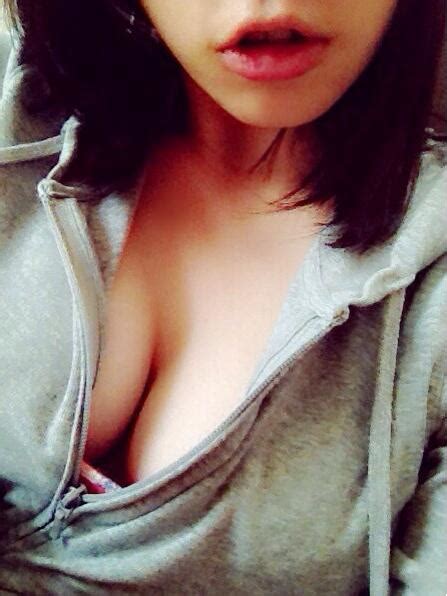 Twitterで美乳現役女子高生18才がピンク色したオマ コひろげて自撮り みんくちゃんねる