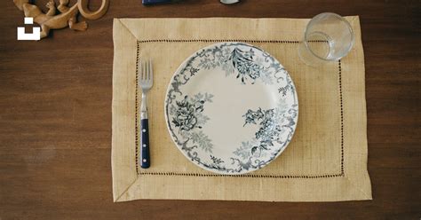 둥근 흰색과 회색 접시와 갈색 플레이스 매트에 포크 사진 Unsplash의 무료 칼붙이 이미지