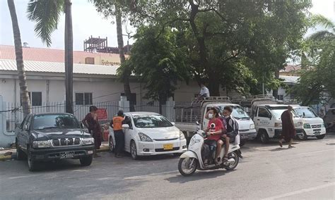 Khit Thit Media လှိုင်တွင် စစ်ကား ဗုံးပစ်ခံရပြီး မီးလောင်သဖြင့် လူငယ်တချို့ကို စစ်တပ်က ပစ်ခတ