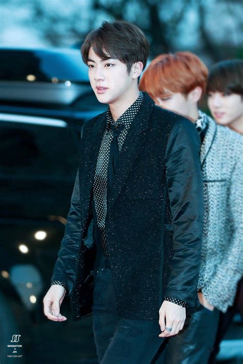 Foto Bahu Lebar Dari Jin Bts Yang Sangat Seksi Jurnal K Pop