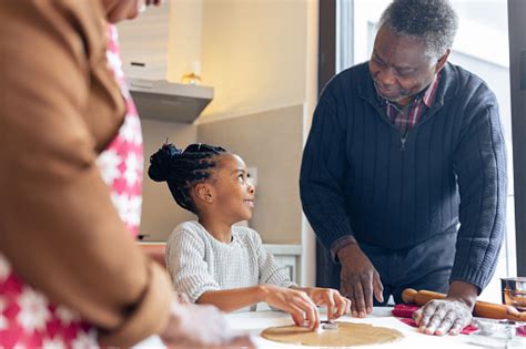 조부모와 함께 크리스마스 진저 브레드 쿠키를 만드는 어린 소녀 12월에 대한 스톡 사진 및 기타 이미지 12월 4 5세
