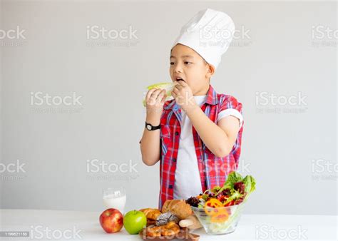 아시아 빨간 셔츠 작은 소년 쇼 흰색 배경으로 방에서 야채를 먹고 다양한 종류의 야채와 과일도 우유와 서 있는 초상화 감정에 대한 스톡 사진 및 기타 이미지 Istock