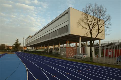무료 이미지 육상 트랙 체육 실기 달리는 스포츠 홀 푸른 차선 레인 체조 하부 구조 하늘 건축물 본사 집 스포츠 경기장 정면 상업용 건물