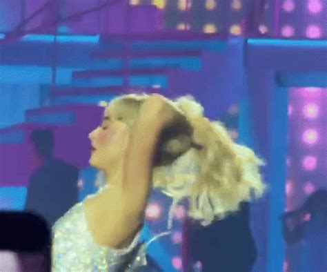 La Performance Porcina Di Sabrina Carpenter A Los Angeles Sul Palco