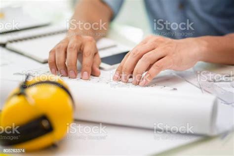 건설 현장에서 프로젝트 도면 배경에 도구로 작업 하는 엔지니어의 손 3차원 형태에 대한 스톡 사진 및 기타 이미지 3차원 형태 각도 개념 Istock