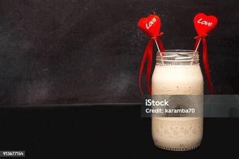 유리에서 두 발렌타인 항아리 우유 검은 배경에 칵테일 발렌타인 하루 로맨틱 사랑 개념입니다 밀크 셰이크에 대한 스톡 사진 및