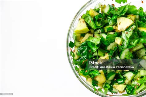 신선한 녹색 채소와 허브 샐러드 건강한 식단이나 채식 요리를 요리합니다 단계 별 조리법 비건 메뉴 신선한 시금치와 오이 아루굴라 아보카도 아마 씨앗 0명에 대한 스톡 사진