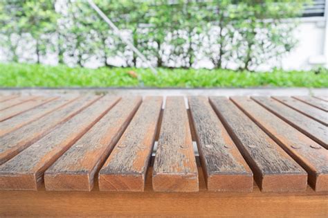 빈 오래 된 녹색 나무 테이블 배경 흐림 자연 축구 필드 배경으로 디스플레이 대 한 귀하의 제품 하 고 공간을 복사 합니다 가을 단풍에 대한 스톡 사진 및 기타 이미지